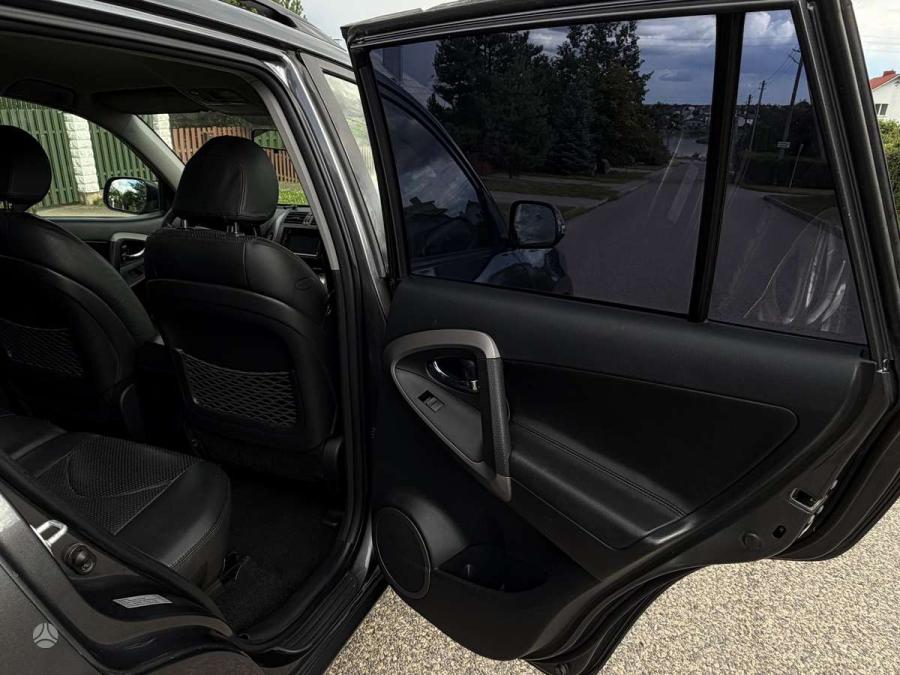 Pelēks Toyota RAV4 2012 Viļņa, ar dzinēja tilpumu 2.23 L un nobraukumu 261 tūkst. km par 6850 €, foto 21 vietnē AUTOMOTO.COM.LV