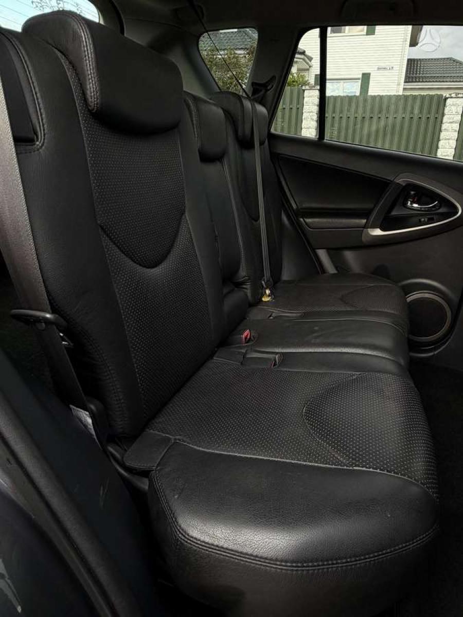 Pelēks Toyota RAV4 2012 Viļņa, ar dzinēja tilpumu 2.23 L un nobraukumu 261 tūkst. km par 6850 €, foto 22 vietnē AUTOMOTO.COM.LV