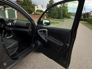 Pelēks Toyota RAV4 2012 Viļņa, ar dzinēja tilpumu 2.23 L un nobraukumu 261 tūkst. km par 6850 €, foto 23 vietnē AUTOMOTO.COM.LV