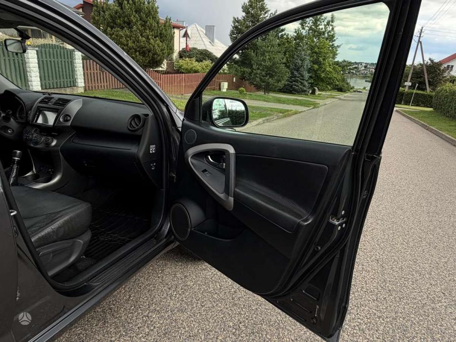 Pelēks Toyota RAV4 2012 Viļņa, ar dzinēja tilpumu 2.23 L un nobraukumu 261 tūkst. km par 6850 €, foto 23 vietnē AUTOMOTO.COM.LV