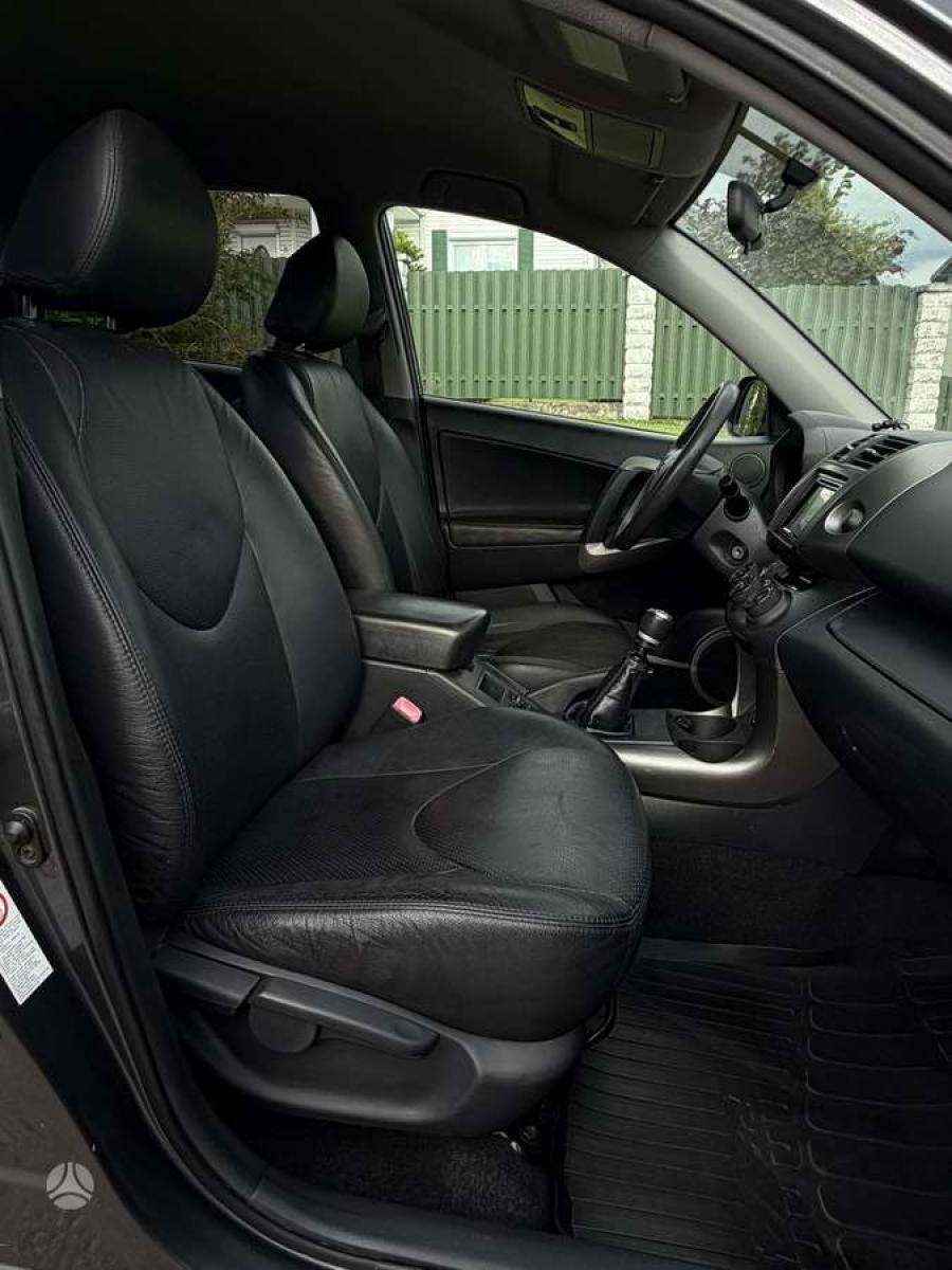 Pelēks Toyota RAV4 2012 Viļņa, ar dzinēja tilpumu 2.23 L un nobraukumu 261 tūkst. km par 6850 €, foto 24 vietnē AUTOMOTO.COM.LV