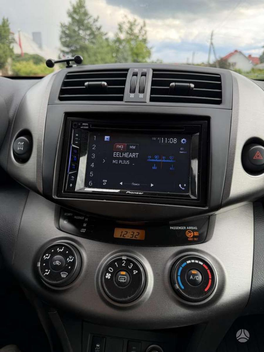 Pelēks Toyota RAV4 2012 Viļņa, ar dzinēja tilpumu 2.23 L un nobraukumu 261 tūkst. km par 6850 €, foto 26 vietnē AUTOMOTO.COM.LV
