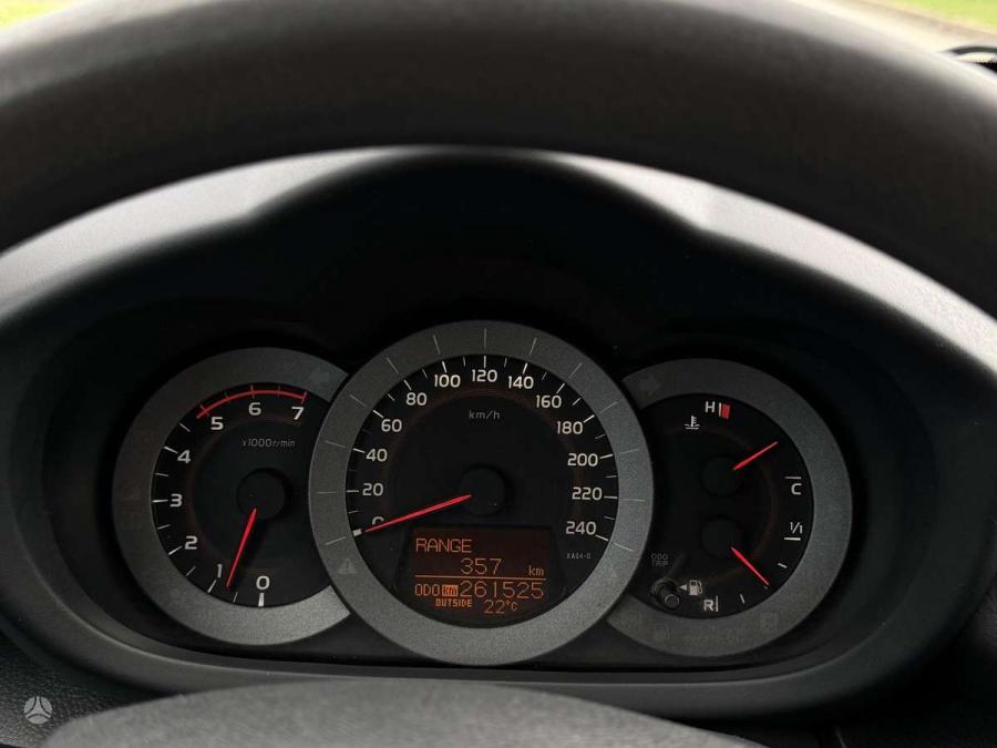 Pelēks Toyota RAV4 2012 Viļņa, ar dzinēja tilpumu 2.23 L un nobraukumu 261 tūkst. km par 6850 €, foto 27 vietnē AUTOMOTO.COM.LV