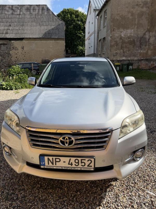 Grey Toyota RAV4 2012 in Limbazi, with an engine capacity of 2.20 L and mileage of 176 thousand km for 8650 €, photo 2 on AUTOMOTO.COM.LV