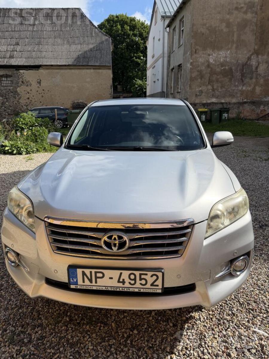 Pelēks Toyota RAV4 2012 Limbaži, ar dzinēja tilpumu 2.20 L un nobraukumu 176 tūkst. km par 8650 €, foto 3 vietnē AUTOMOTO.COM.LV