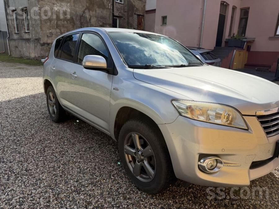 Pelēks Toyota RAV4 2012 Limbaži, ar dzinēja tilpumu 2.20 L un nobraukumu 176 tūkst. km par 8650 €, foto 4 vietnē AUTOMOTO.COM.LV