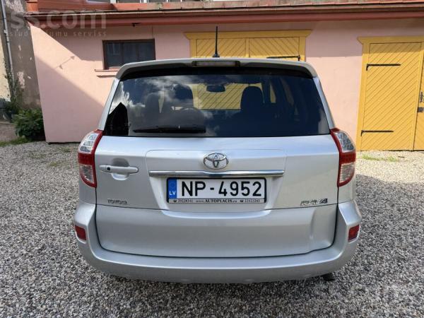 Grey Toyota RAV4 2012 in Limbazi, with an engine capacity of 2.20 L and mileage of 176 thousand km for 8650 €, photo 4 on AUTOMOTO.COM.LV