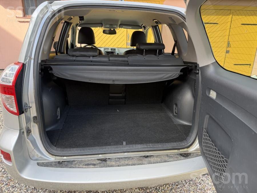 Pelēks Toyota RAV4 2012 Limbaži, ar dzinēja tilpumu 2.20 L un nobraukumu 176 tūkst. km par 8650 €, foto 6 vietnē AUTOMOTO.COM.LV