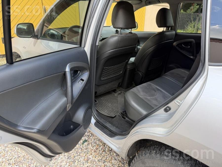 Pelēks Toyota RAV4 2012 Limbaži, ar dzinēja tilpumu 2.20 L un nobraukumu 176 tūkst. km par 8650 €, foto 7 vietnē AUTOMOTO.COM.LV