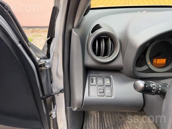 Grey Toyota RAV4 2012 in Limbazi, with an engine capacity of 2.20 L and mileage of 176 thousand km for 8650 €, photo 8 on AUTOMOTO.COM.LV