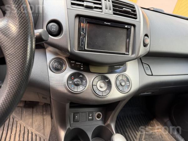 Grey Toyota RAV4 2012 in Limbazi, with an engine capacity of 2.20 L and mileage of 176 thousand km for 8650 €, photo 9 on AUTOMOTO.COM.LV