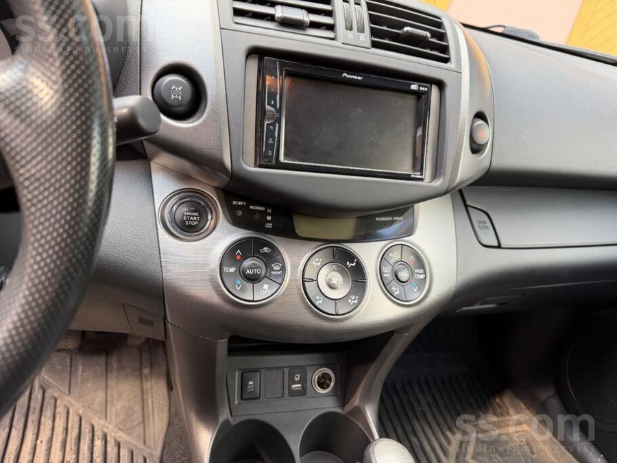 Pelēks Toyota RAV4 2012 Limbaži, ar dzinēja tilpumu 2.20 L un nobraukumu 176 tūkst. km par 8650 €, foto 10 vietnē AUTOMOTO.COM.LV