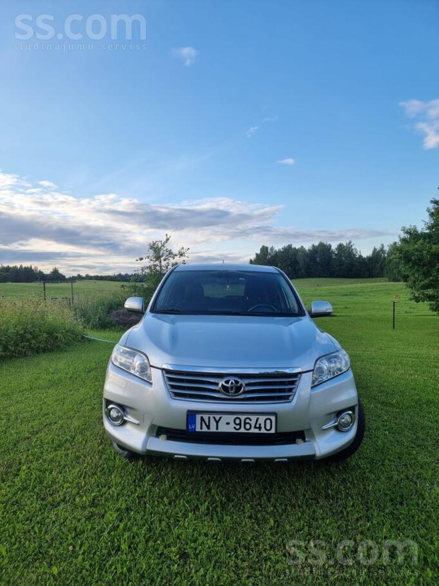 Pelēks Toyota RAV4 2012 Madona, ar dzinēja tilpumu 2.20 L un nobraukumu 176 tūkst. km par 7600 €, foto 1 vietnē AUTOMOTO.COM.LV