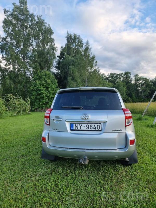 Pelēks Toyota RAV4 2012 Madona, ar dzinēja tilpumu 2.20 L un nobraukumu 176 tūkst. km par 7600 €, foto 2 vietnē AUTOMOTO.COM.LV