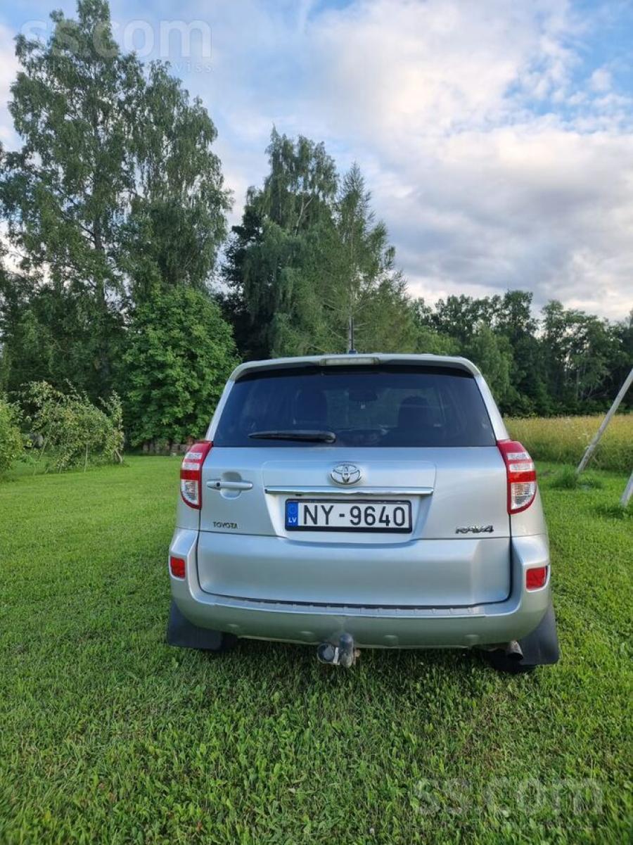 Pelēks Toyota RAV4 2012 Madona, ar dzinēja tilpumu 2.20 L un nobraukumu 176 tūkst. km par 7600 €, foto 3 vietnē AUTOMOTO.COM.LV