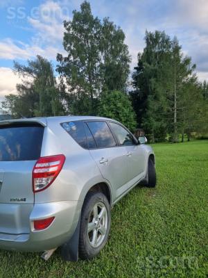 Pelēks Toyota RAV4 2012 Madona, ar dzinēja tilpumu 2.20 L un nobraukumu 176 tūkst. km par 7600 €, foto 4 vietnē AUTOMOTO.COM.LV