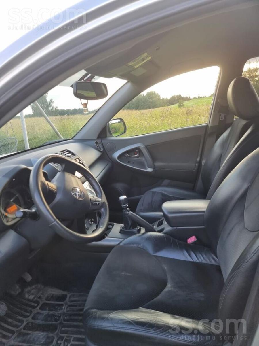 Pelēks Toyota RAV4 2012 Madona, ar dzinēja tilpumu 2.20 L un nobraukumu 176 tūkst. km par 7600 €, foto 5 vietnē AUTOMOTO.COM.LV