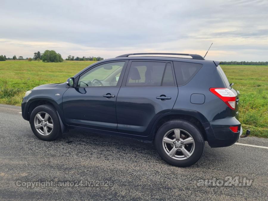 Grey Toyota RAV4 2012 in Tallinn, with an engine capacity of 2.20 L and mileage of 207 thousand km for 8000 €, photo 3 on AUTOMOTO.COM.LV