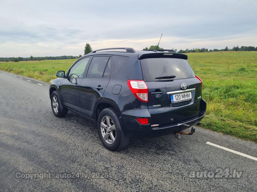 Grey Toyota RAV4 2012 in Tallinn, with an engine capacity of 2.20 L and mileage of 207 thousand km for 8000 €, photo 4 on AUTOMOTO.COM.LV