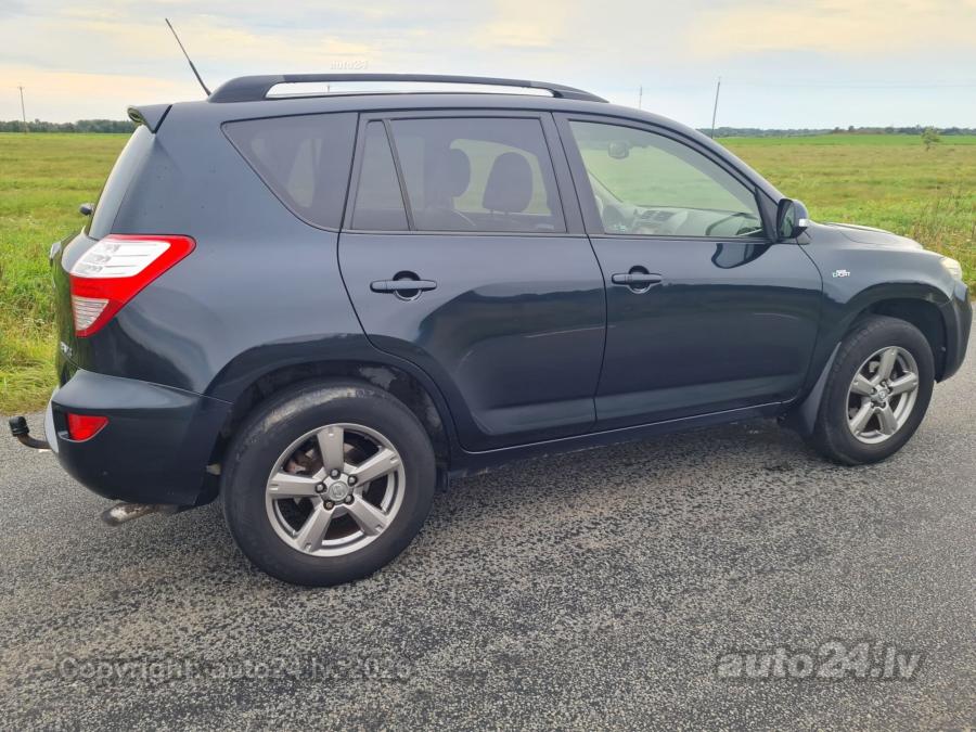 Grey Toyota RAV4 2012 in Tallinn, with an engine capacity of 2.20 L and mileage of 207 thousand km for 8000 €, photo 11 on AUTOMOTO.COM.LV