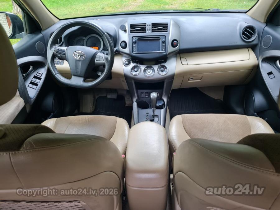 Grey Toyota RAV4 2012 in Tallinn, with an engine capacity of 2.20 L and mileage of 207 thousand km for 8000 €, photo 17 on AUTOMOTO.COM.LV