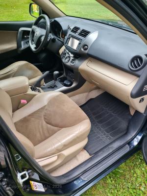 Grey Toyota RAV4 2012 in Tallinn, with an engine capacity of 2.20 L and mileage of 207 thousand km for 8000 €, photo 18 on AUTOMOTO.COM.LV
