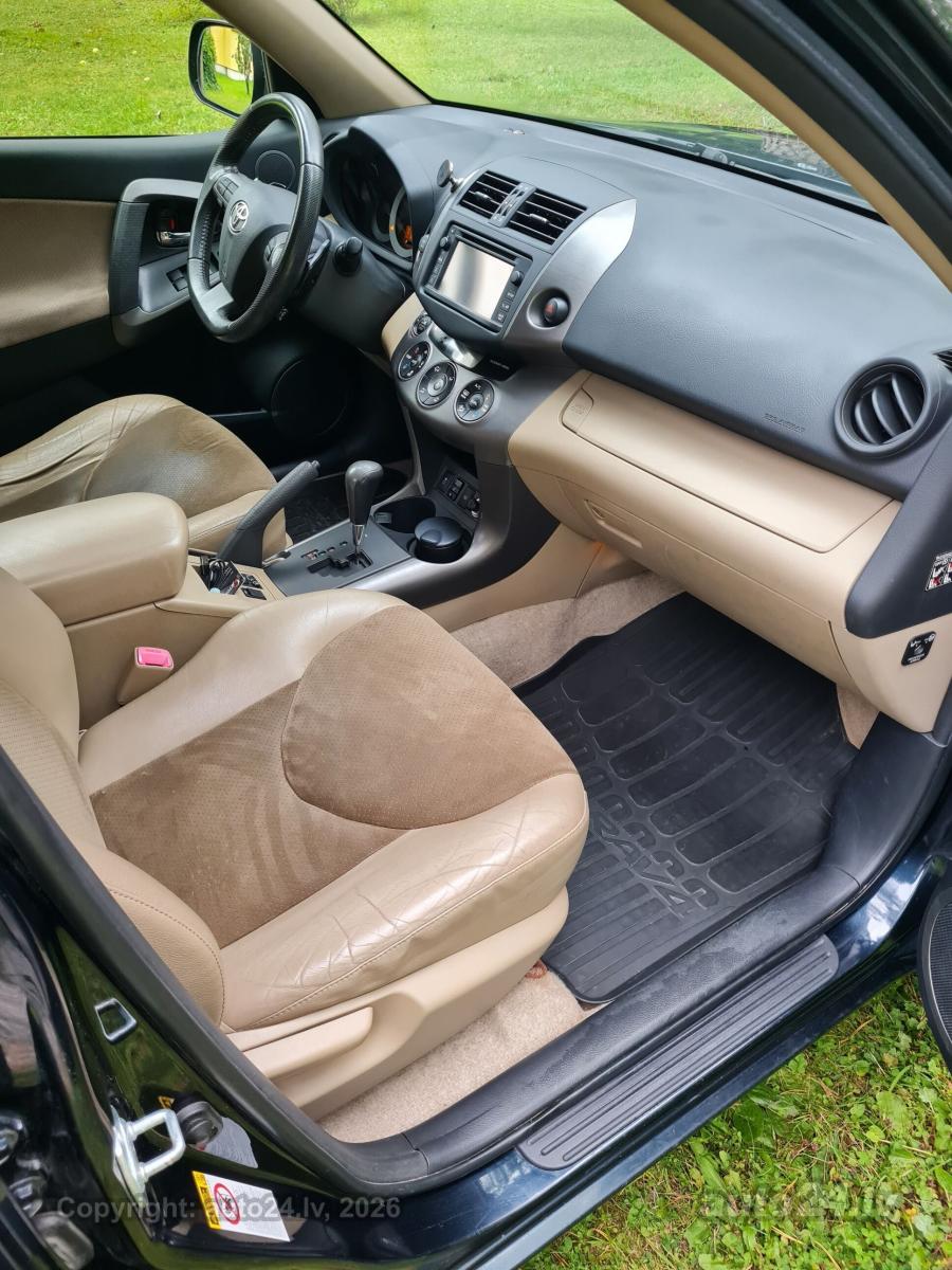 Grey Toyota RAV4 2012 in Tallinn, with an engine capacity of 2.20 L and mileage of 207 thousand km for 8000 €, photo 18 on AUTOMOTO.COM.LV