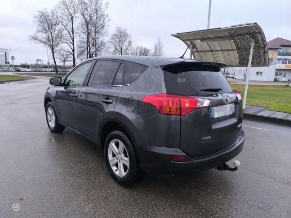 Grey Toyota RAV4 2013 in Taurage, with an engine capacity of 2.00 L and mileage of 298 thousand km for 7800 €, photo 4 on AUTOMOTO.COM.LV