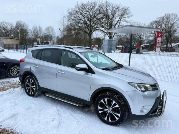 Grey Toyota RAV4 2013 in Riga, with an engine capacity of 2.20 L and mileage of 212 thousand km for 12995 €, photo 3 on AUTOMOTO.COM.LV