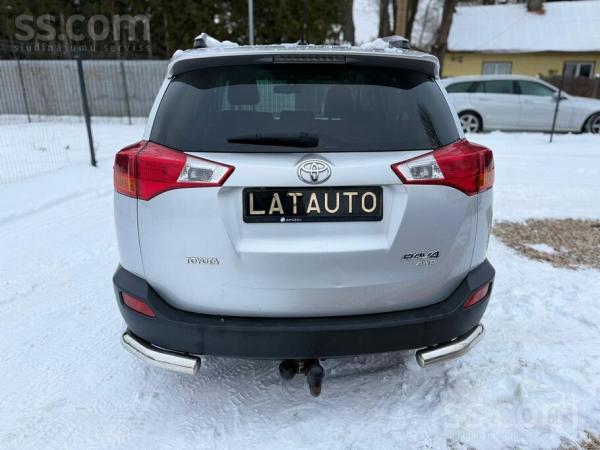 Grey Toyota RAV4 2013 in Riga, with an engine capacity of 2.20 L and mileage of 212 thousand km for 12995 €, photo 6 on AUTOMOTO.COM.LV
