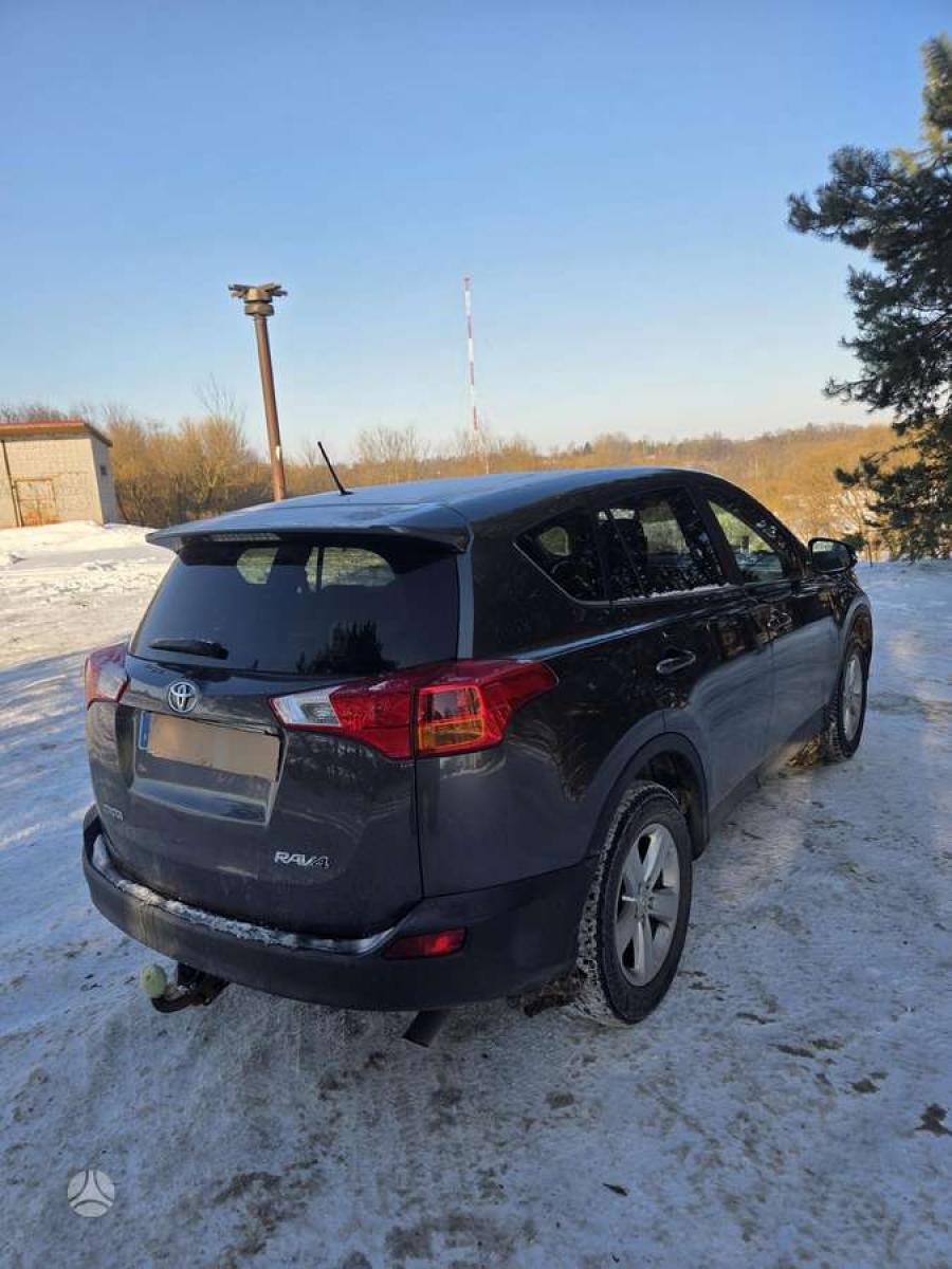 Grey Toyota RAV4 2013 in Taurage, with an engine capacity of 2.00 L and mileage of 250 thousand km for 10350 €, photo 5 on AUTOMOTO.COM.LV