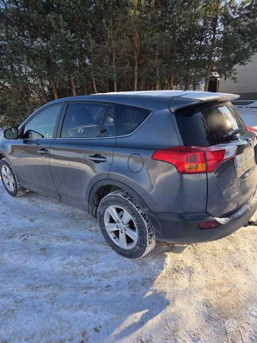 Grey Toyota RAV4 2013 in Taurage, with an engine capacity of 2.00 L and mileage of 250 thousand km for 10350 €, photo 7 on AUTOMOTO.COM.LV