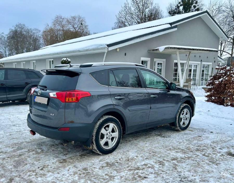 Grey Toyota RAV4 2013 in Vilnius, with an engine capacity of 2.50 L and mileage of 306 thousand km for 9950 €, photo 5 on AUTOMOTO.COM.LV