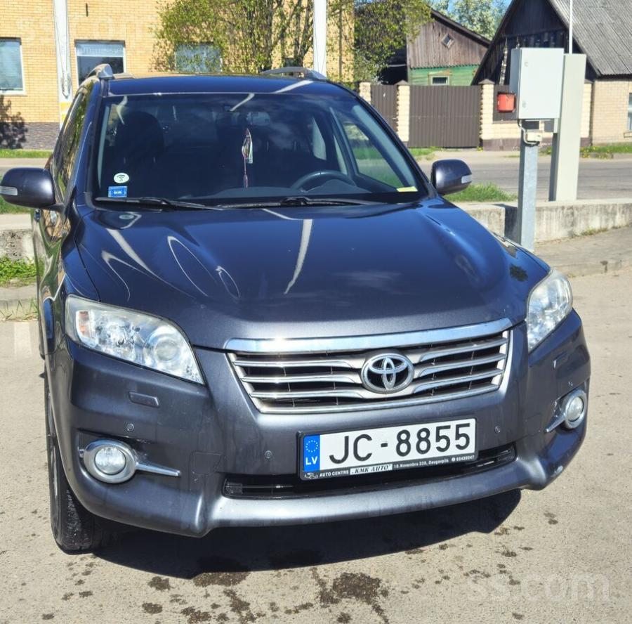 Pelēks Toyota RAV4 2013 Daugavpils, ar dzinēja tilpumu 2.00 L un nobraukumu 78 tūkst. km par 12000 €, foto 1 vietnē AUTOMOTO.COM.LV