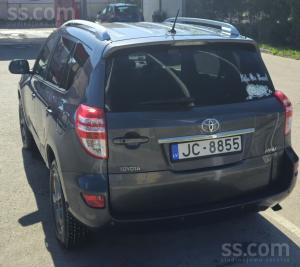 Pelēks Toyota RAV4 2013 Daugavpils, ar dzinēja tilpumu 2.00 L un nobraukumu 78 tūkst. km par 12000 €, foto 4 vietnē AUTOMOTO.COM.LV