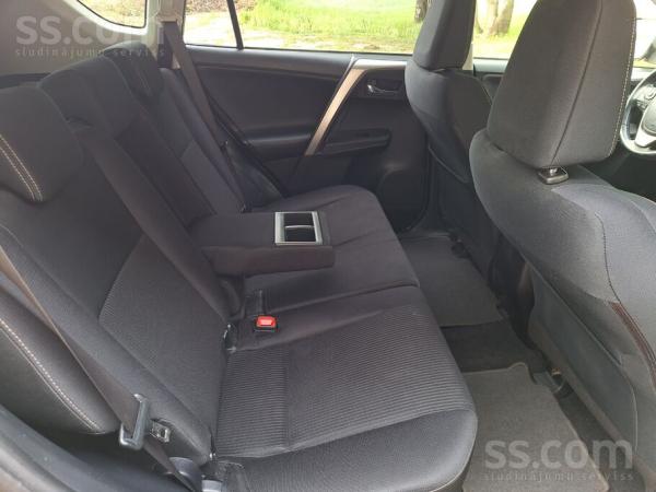 Pelēks Toyota RAV4 2013 Saldus, ar dzinēja tilpumu 2.20 L un nobraukumu 308 tūkst. km par 9450 €, foto 9 vietnē AUTOMOTO.COM.LV