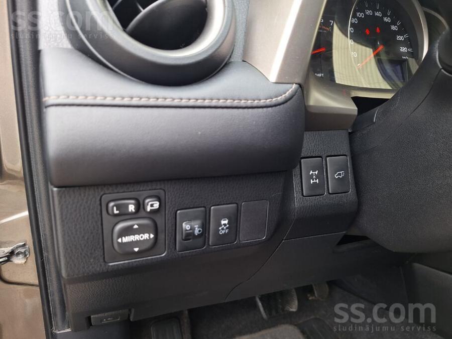 Pelēks Toyota RAV4 2013 Saldus, ar dzinēja tilpumu 2.20 L un nobraukumu 308 tūkst. km par 9450 €, foto 12 vietnē AUTOMOTO.COM.LV