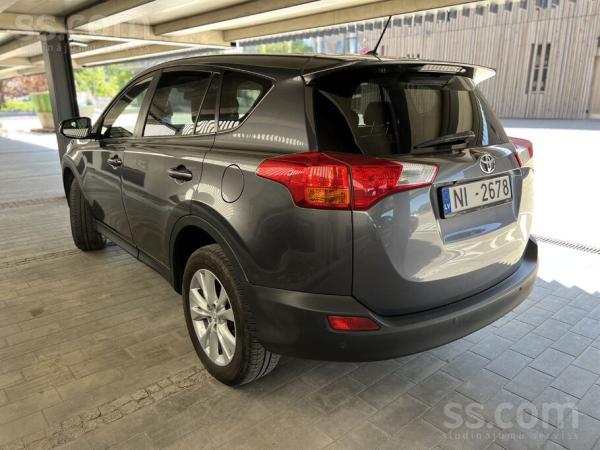 Grey Toyota RAV4 2013 in Riga, with an engine capacity of 2.20 L and mileage of 211 thousand km for 10490 €, photo 3 on AUTOMOTO.COM.LV