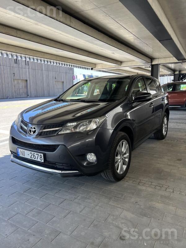 Grey Toyota RAV4 2013 in Riga, with an engine capacity of 2.20 L and mileage of 211 thousand km for 10490 €, photo 4 on AUTOMOTO.COM.LV