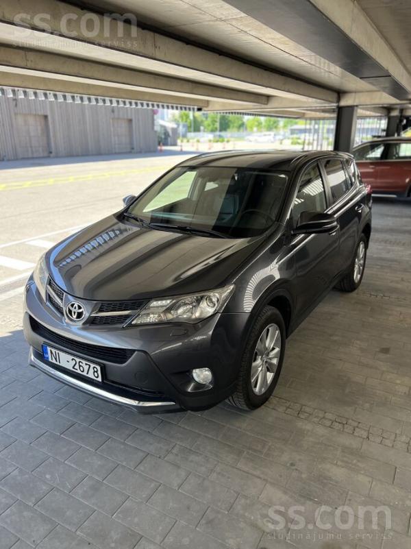 Grey Toyota RAV4 2013 in Riga, with an engine capacity of 2.20 L and mileage of 211 thousand km for 10490 €, photo 5 on AUTOMOTO.COM.LV
