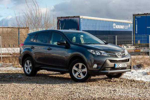 Pelēks Toyota RAV4 2013 Rīga, ar dzinēja tilpumu 2.00 L un nobraukumu 206 tūkst. km par 10995 €, foto 1 vietnē AUTOMOTO.COM.LV