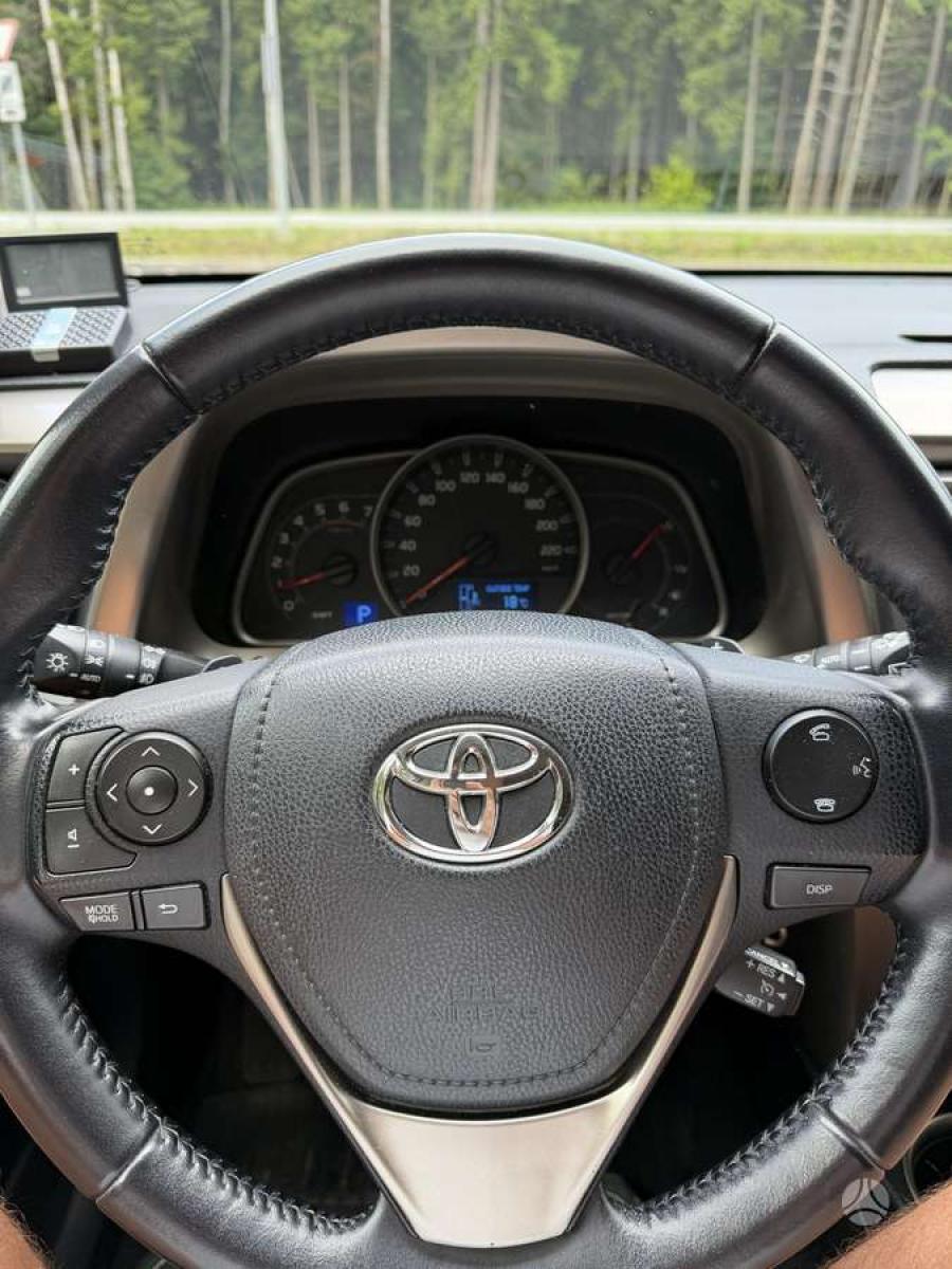 Pelēks Toyota RAV4 2013 Rokiškis, ar dzinēja tilpumu 2.20 L un nobraukumu 143 tūkst. km par 11850 €, foto 13 vietnē AUTOMOTO.COM.LV