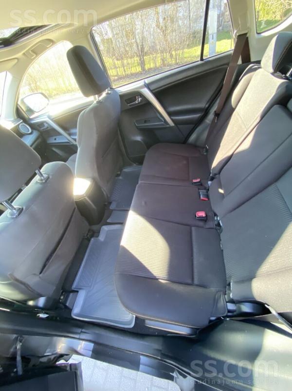 Grey Toyota RAV4 2013 in Riga, with an engine capacity of 2.20 L and mileage of 255 thousand km for 9300 €, photo 6 on AUTOMOTO.COM.LV