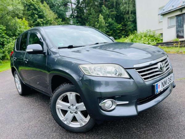 Pelēks Toyota RAV4 2013 Viļņa, ar dzinēja tilpumu 2.23 L un nobraukumu 228 tūkst. km par 4600 €, foto 1 vietnē AUTOMOTO.COM.LV