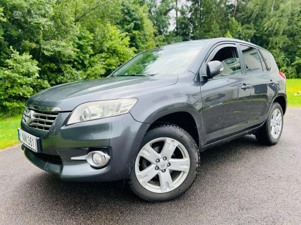Pelēks Toyota RAV4 2013 Viļņa, ar dzinēja tilpumu 2.23 L un nobraukumu 228 tūkst. km par 4600 €, foto 2 vietnē AUTOMOTO.COM.LV