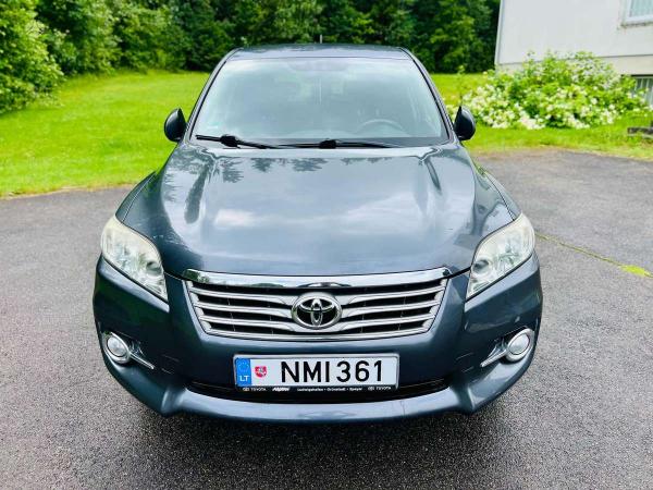 Pelēks Toyota RAV4 2013 Viļņa, ar dzinēja tilpumu 2.23 L un nobraukumu 228 tūkst. km par 4600 €, foto 3 vietnē AUTOMOTO.COM.LV
