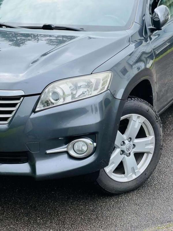 Pelēks Toyota RAV4 2013 Viļņa, ar dzinēja tilpumu 2.23 L un nobraukumu 228 tūkst. km par 4600 €, foto 7 vietnē AUTOMOTO.COM.LV