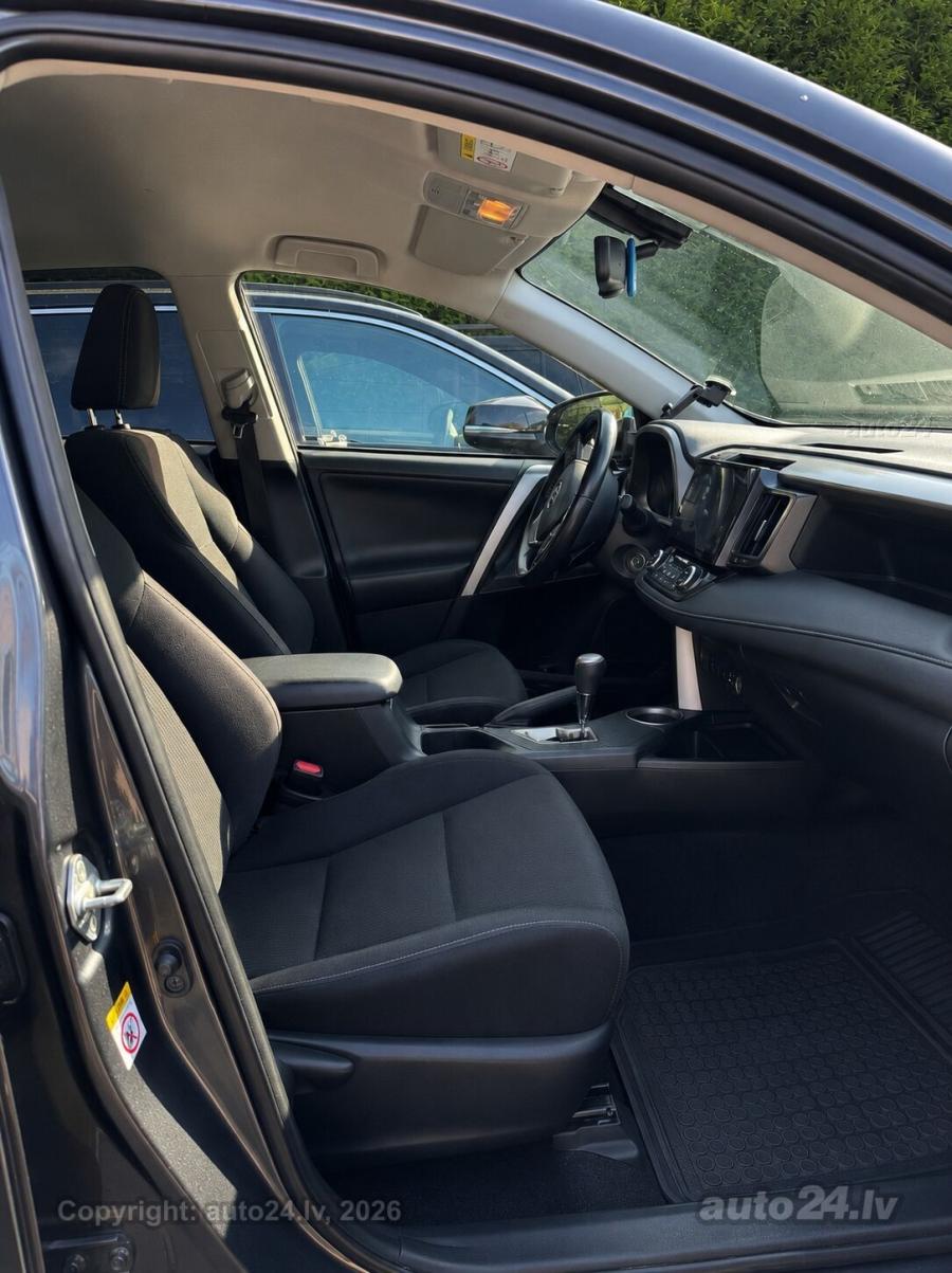 Pelēks Toyota RAV4 2013 Tallina, ar dzinēja tilpumu 2.20 L un nobraukumu 277 tūkst. km par 10900 €, foto 8 vietnē AUTOMOTO.COM.LV