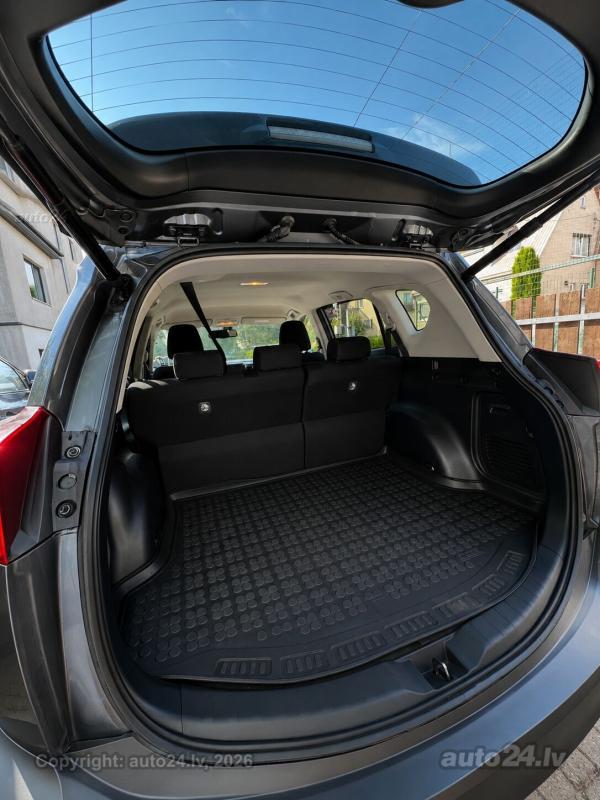 Grey Toyota RAV4 2013 in Tallinn, with an engine capacity of 2.20 L and mileage of 277 thousand km for 10900 €, photo 8 on AUTOMOTO.COM.LV