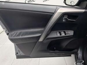 Pelēks Toyota RAV4 2013 Viļņa, ar dzinēja tilpumu 2.23 L un nobraukumu 255 tūkst. km par 12100 €, foto 22 vietnē AUTOMOTO.COM.LV